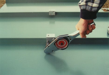 Torques adecuados para instalar energía FV sin rieles en techos metálicos